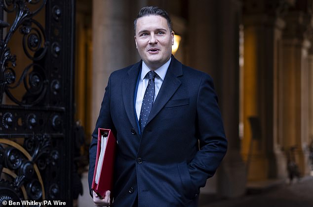Cabinet told to form 'praetorian guard' around struggling Starmer after ...