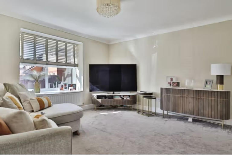 Modern three bedroom detached house in Leeds for £385,000