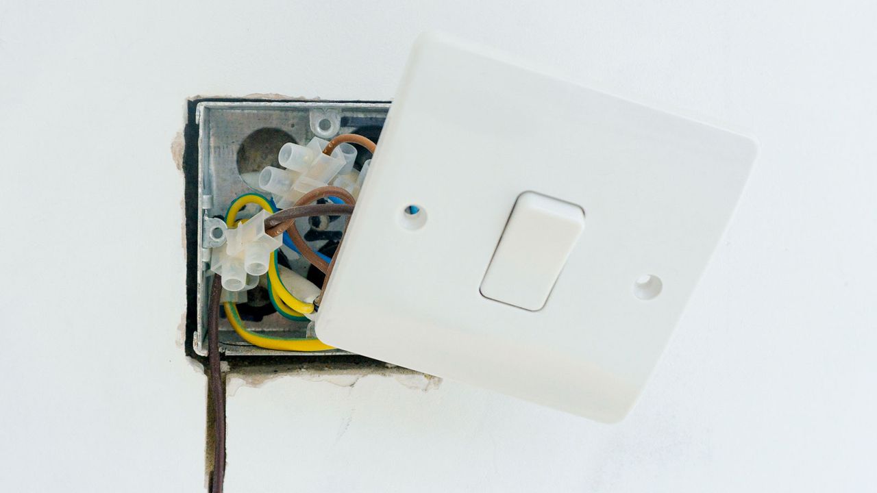 How to change a light switch cover yourself