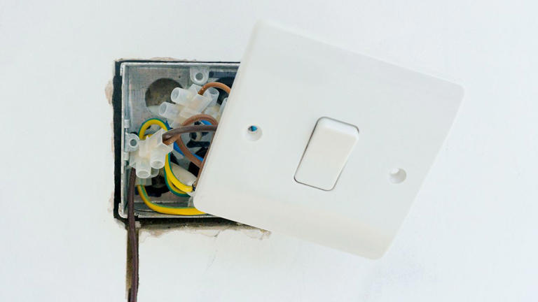 How to change a light switch cover yourself