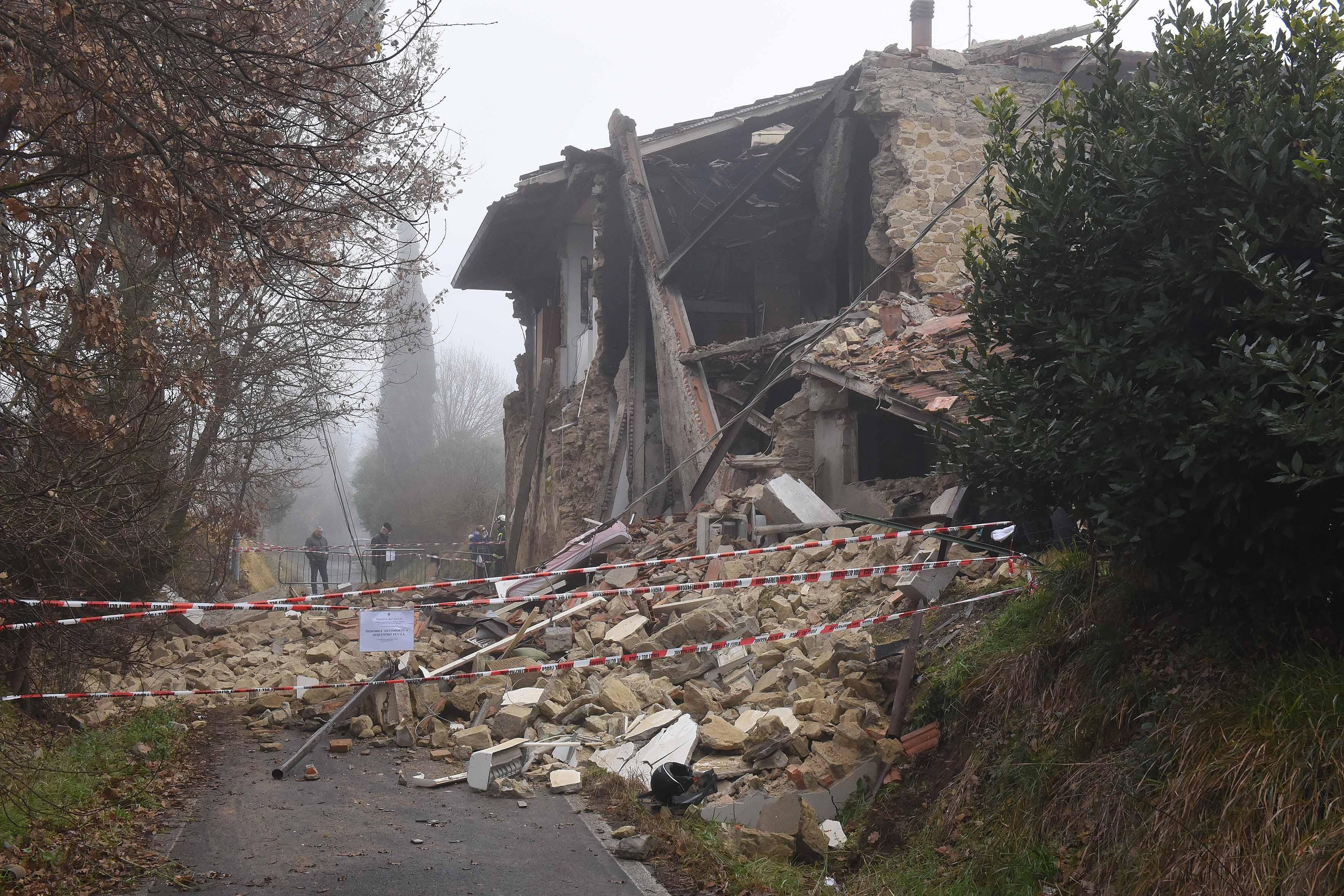 Sbalzato fuori insieme al letto, il giorno dopo l’esplosione di Arezzo ...
