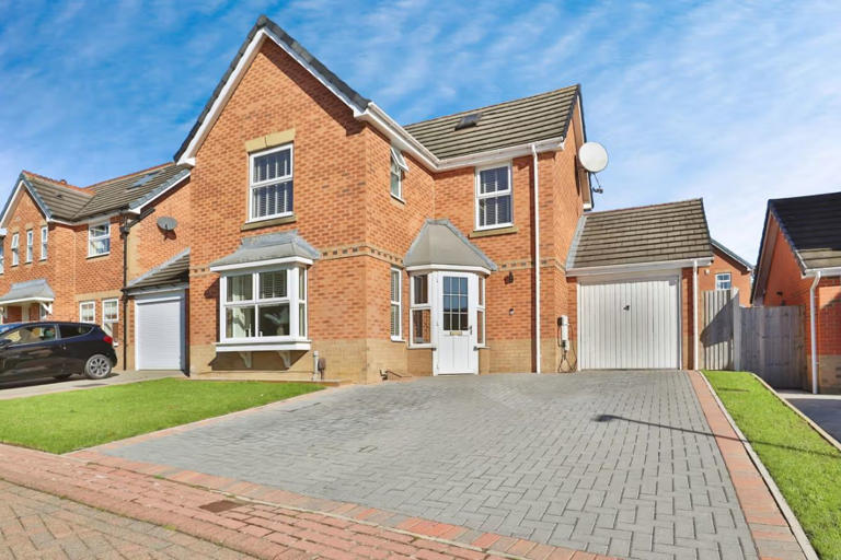 Modern three bedroom detached house in Leeds for £385,000