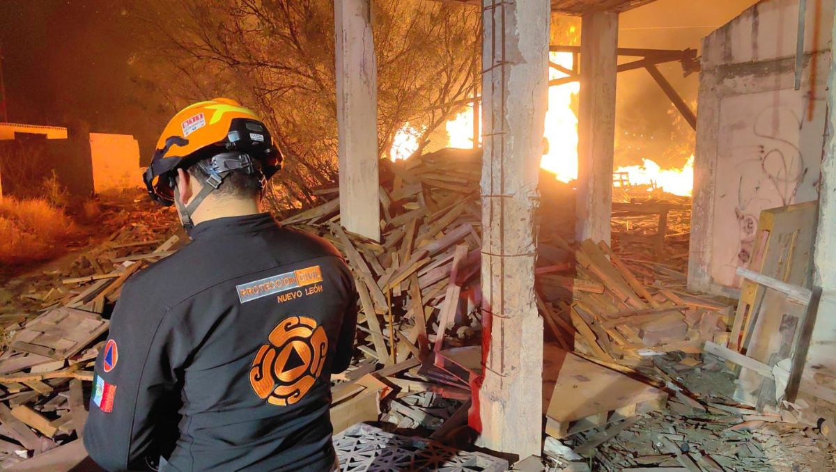 Se incendia negocio de tarimas por carretera Monterrey-Monclova en Hidalgo