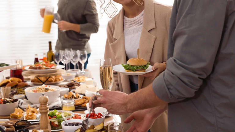 Boyfriend pressured her to eat the food he ordered - then she even got ...