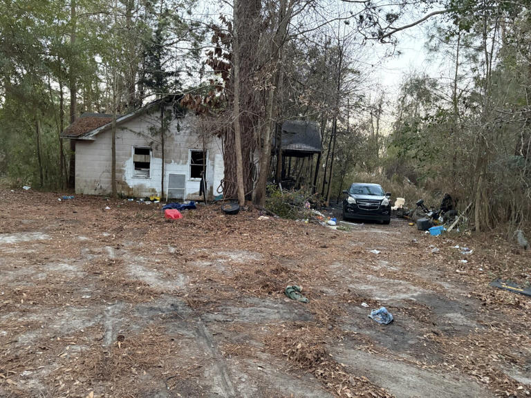 Crews respond to early morning fire at abandoned home in New Hanover County