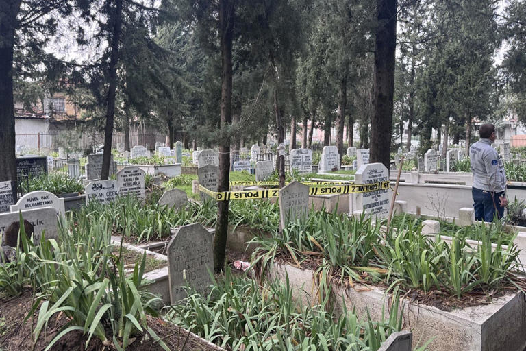 Mezarlık görevlisi fark etti! Kimseye haber vermeden gömmüşler