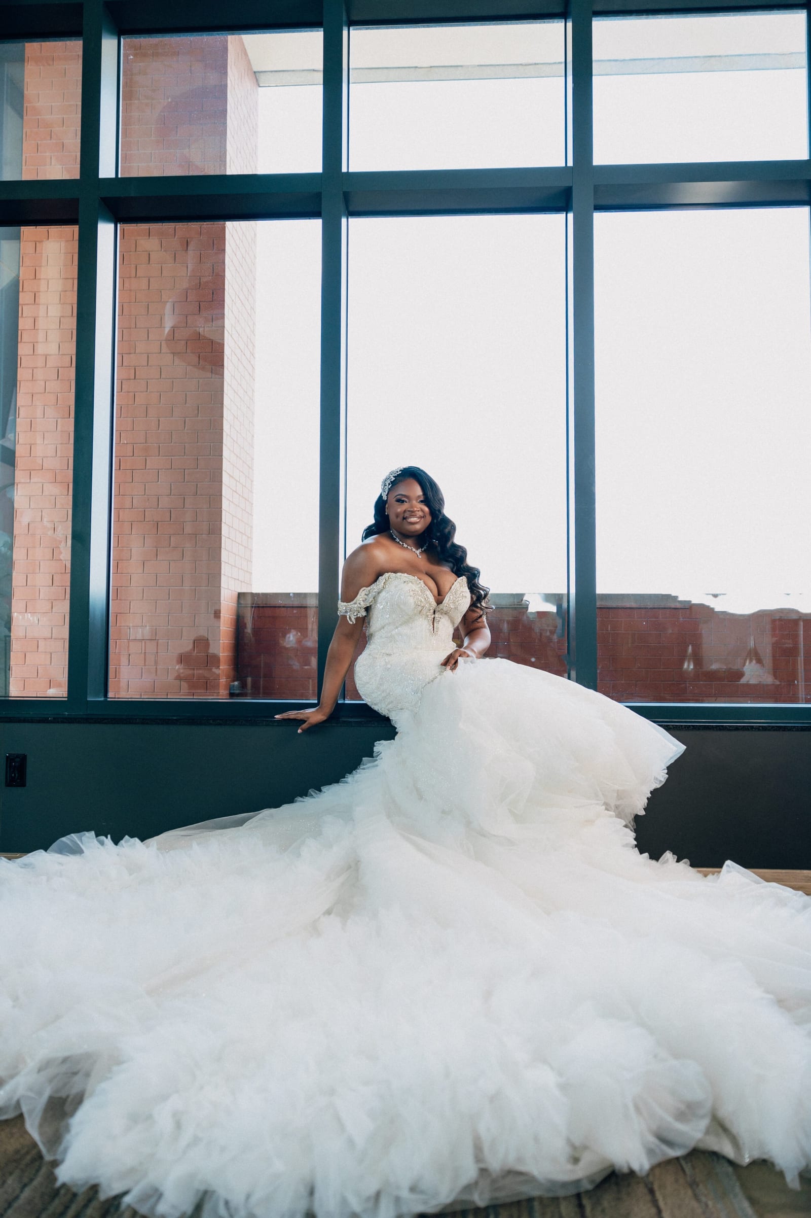 White feather plumes were a core design detail at this Great Gatsby ...