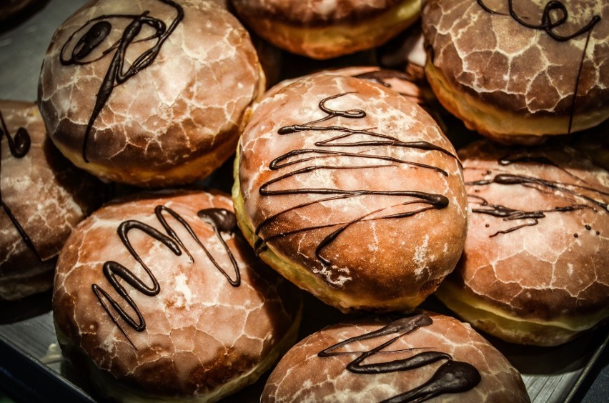 Ile kalorii mają pączki? Z jakim nadzieniem są najbardziej kaloryczne ...
