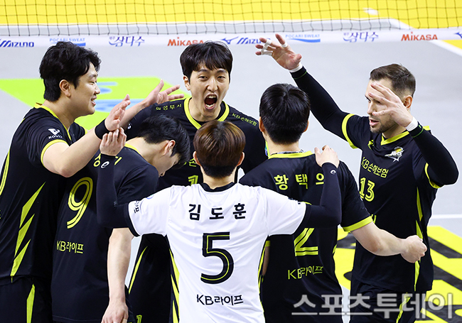 '러셀 27점' 대한항공, 접전 끝에 KB손해보험 제압…4연패 탈출