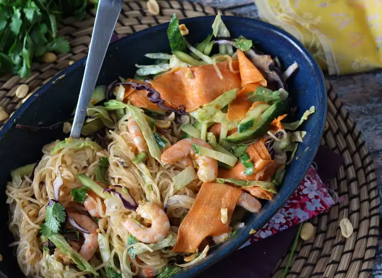 Pirinç eriştesi, karides ve baharatlı yer fıstığı soslu renkli salata