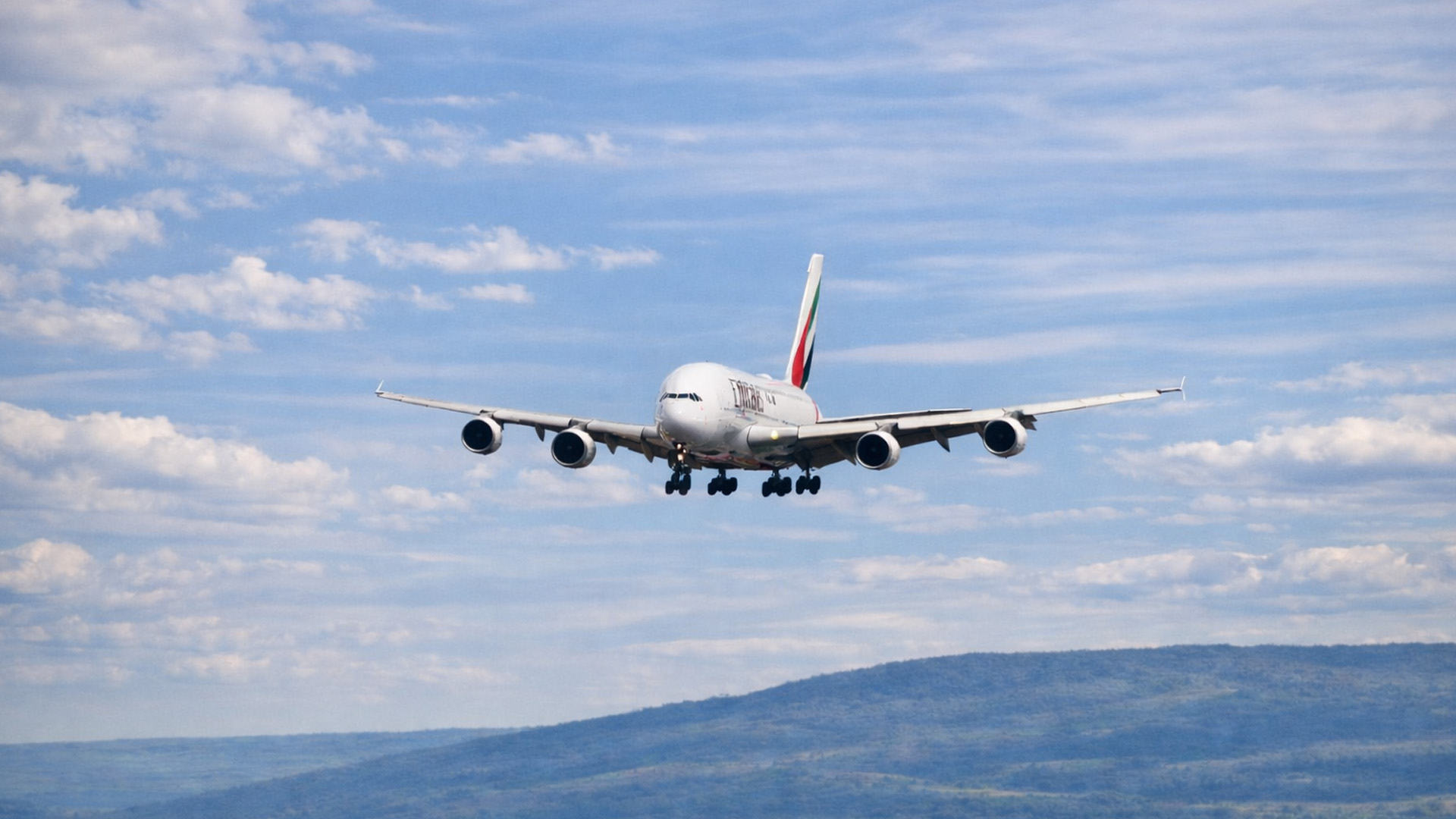 Large passenger plane struggles to land in strong winds