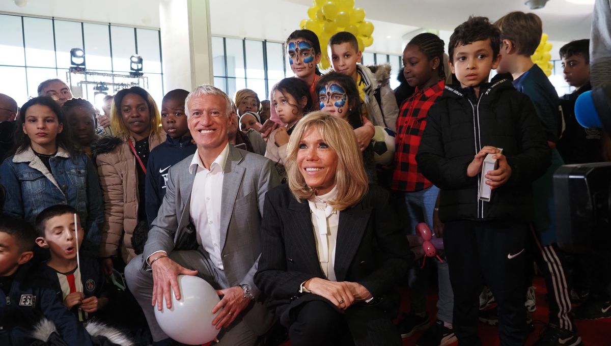 Brigitte Macron et Didier Deschamps à Disneyland : la complicité ...