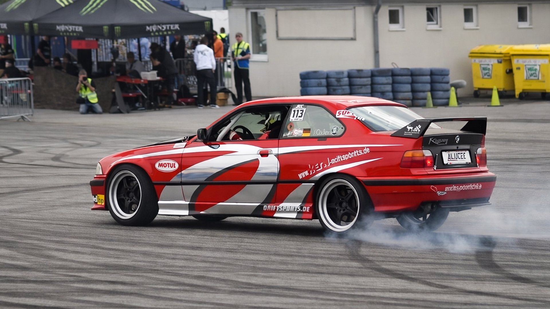 BMW M3 E36 shows control in drift action