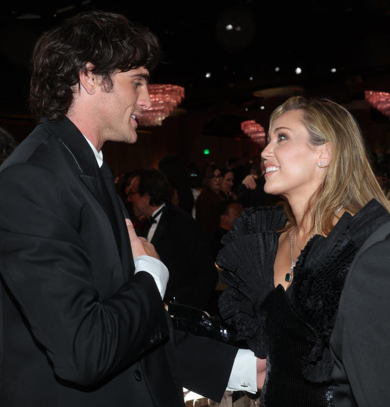 Here are a bunch of pictures of Jacob Elordi next to other celebs at ...