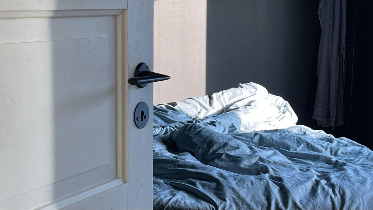 Keep waking up at night? Sleeping with your bedroom door closed could ...