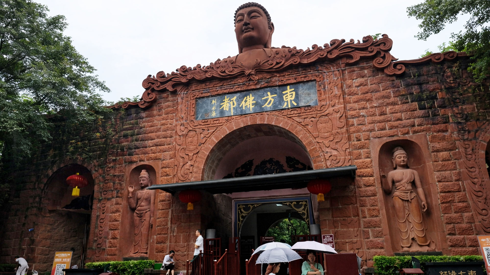 A sacred entrance to the Leshan Buddha trail
