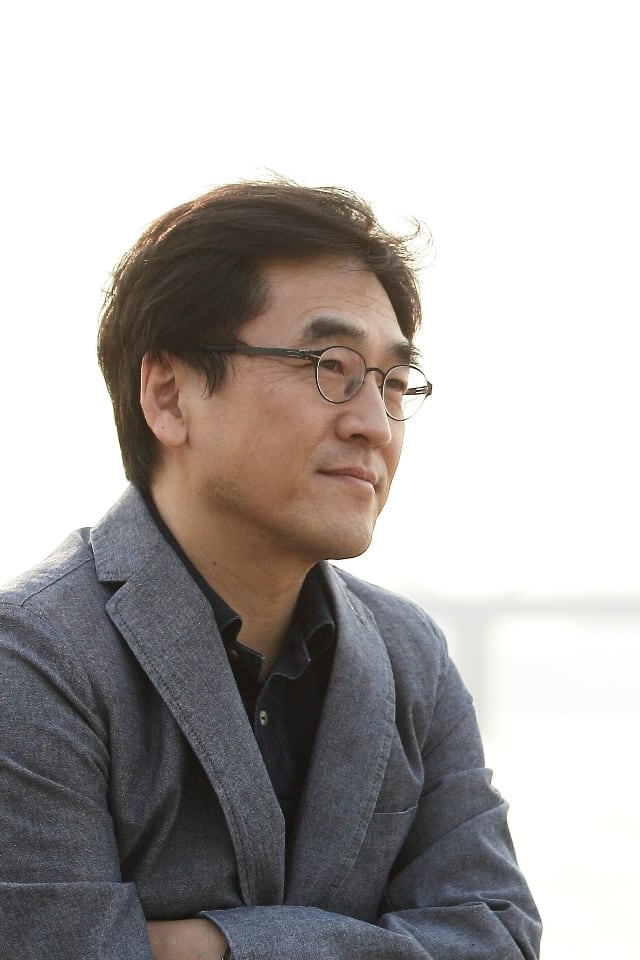 Sim Jae-hwi wins inaugural O Tak-beon literary award