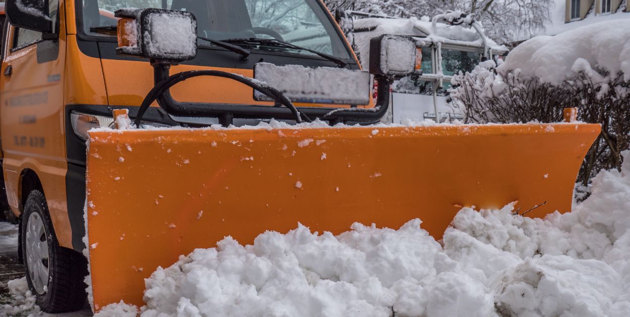 Lód i śnieg na dachach ciężarówek to realne zagrożenie. Policja apeluje ...