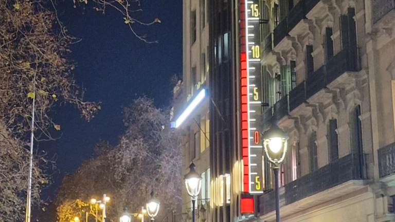 El termómetro de Cottet en Portal de l'Àngel cumple 70 años