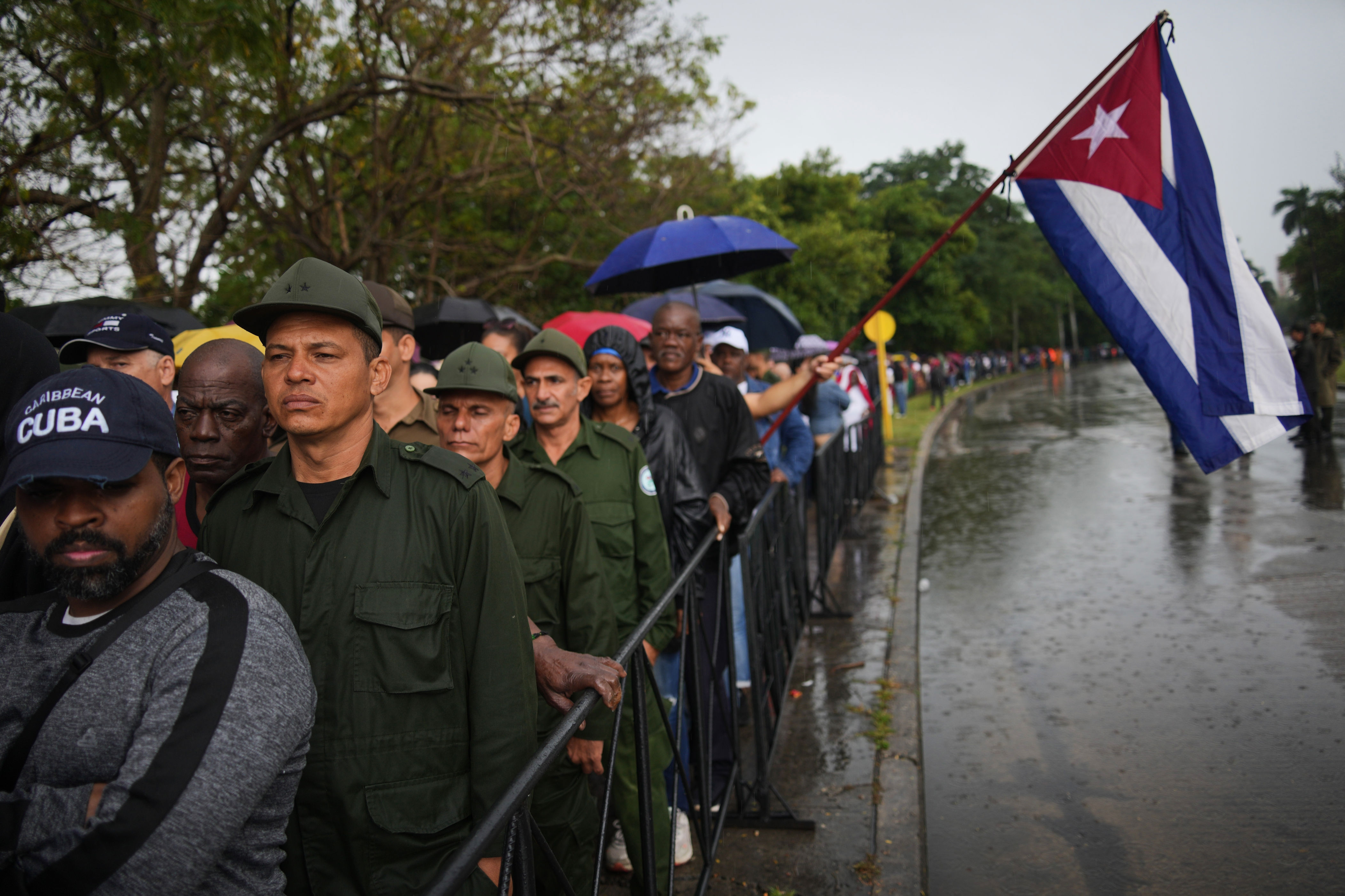 Cubanos marchan ante embajada de EEUU por muerte de 32 militares y Díaz ...