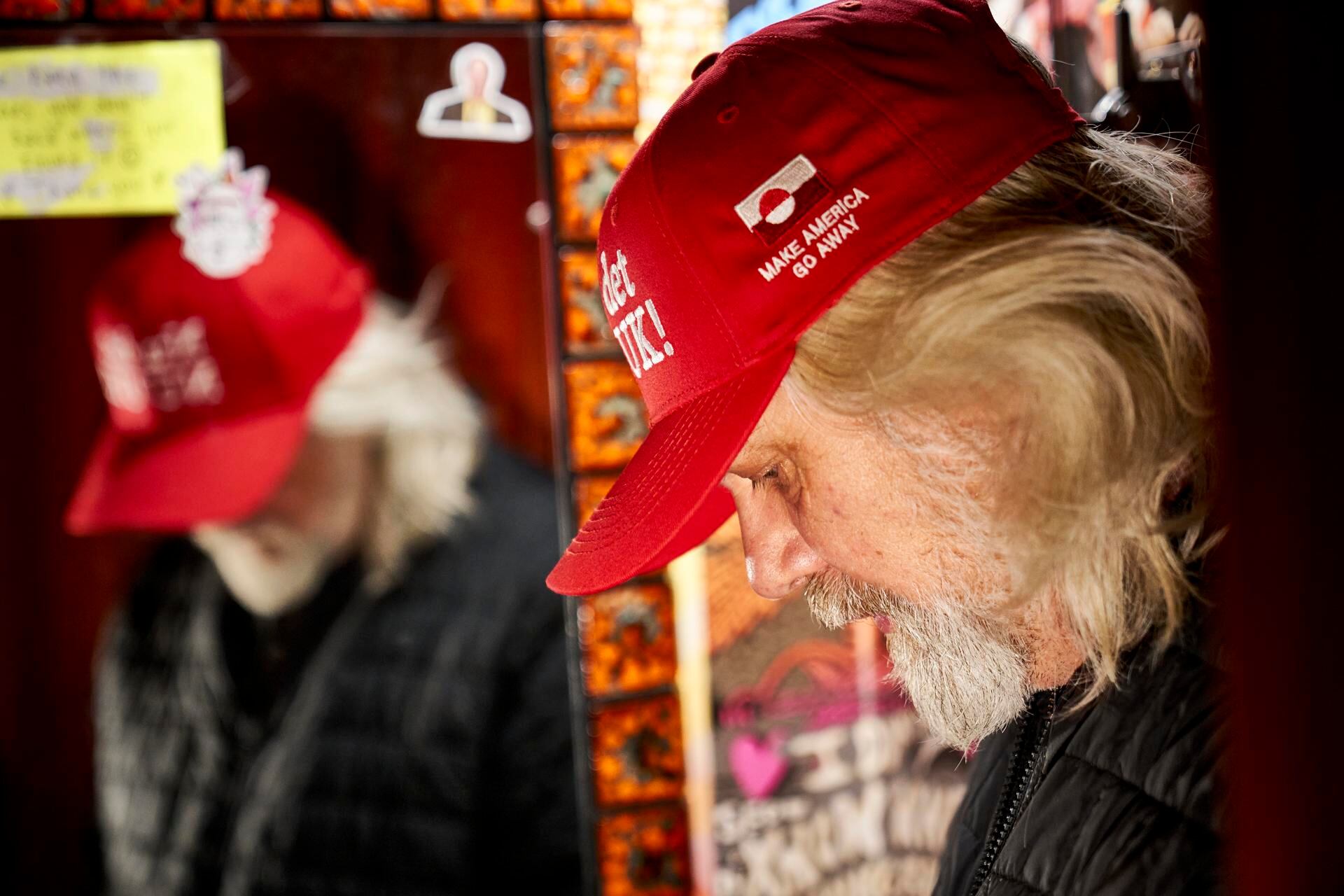 Make America go away: la moda de usar gorras anti-Trump en Groenlandia