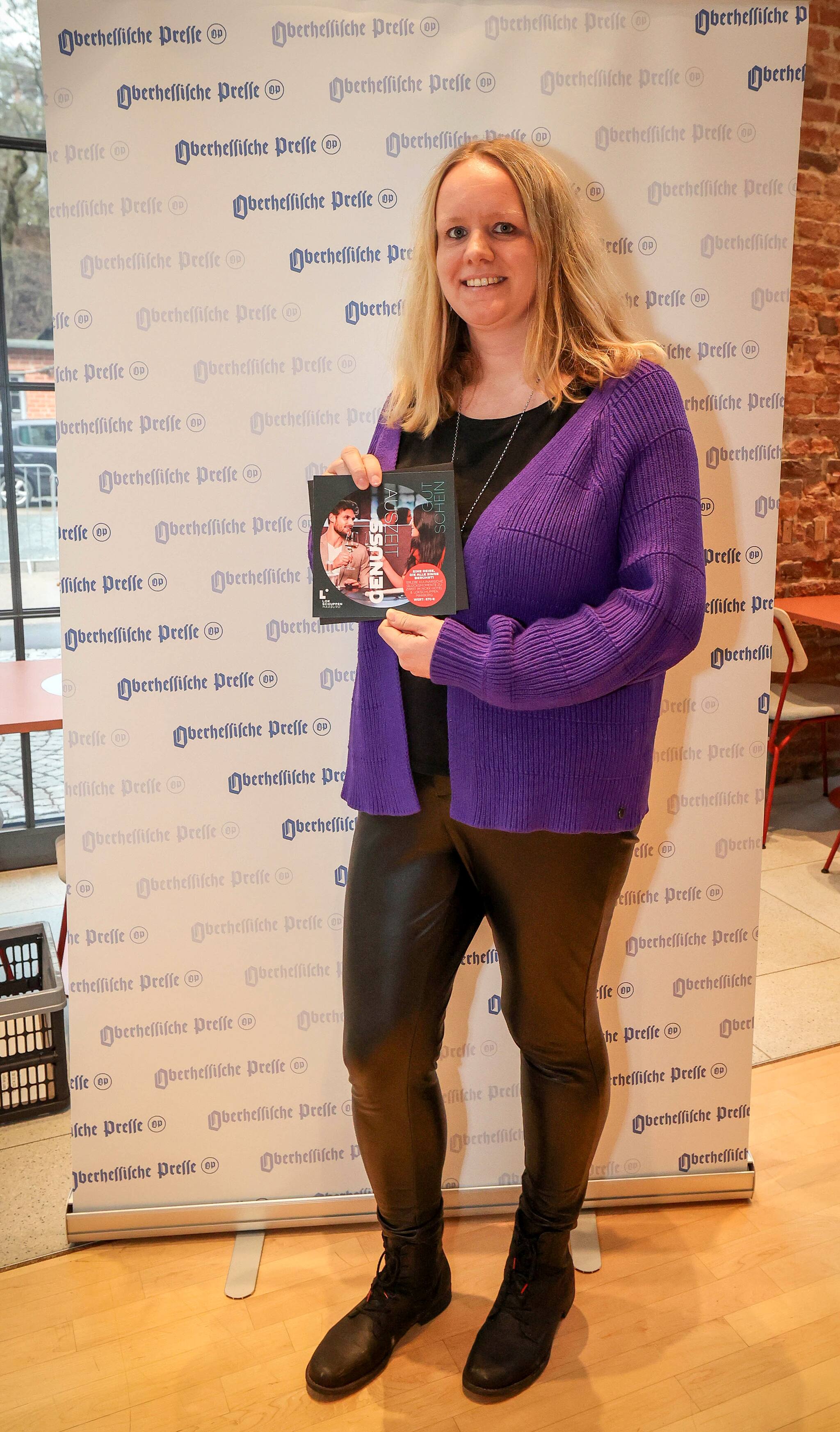 OP-Adventskalender-Gewinner bekommen Preise überreicht