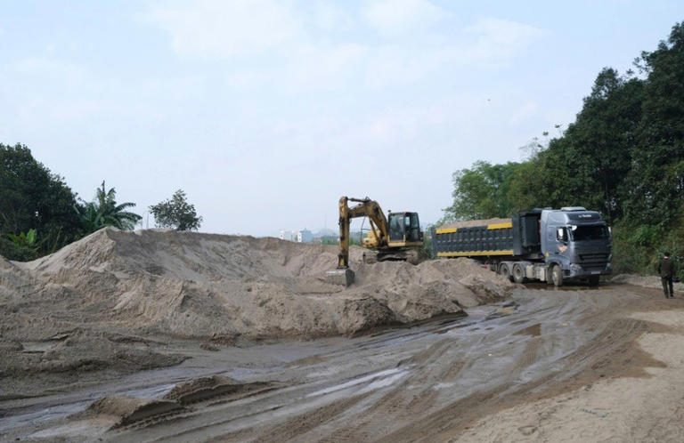 Khởi tố 3 đối tượng khai thác cát ngoài phạm vi, thu lợi bất chính hàng ...