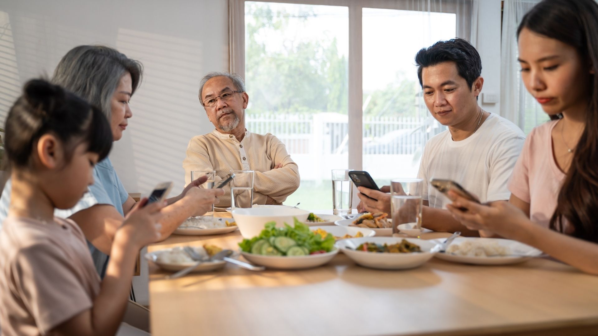 6 table manners people rarely follow and 6 many are happy to leave behind