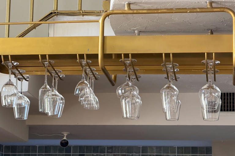 Glazen rechtop of ondersteboven in de kast: zo berg je ze het best op