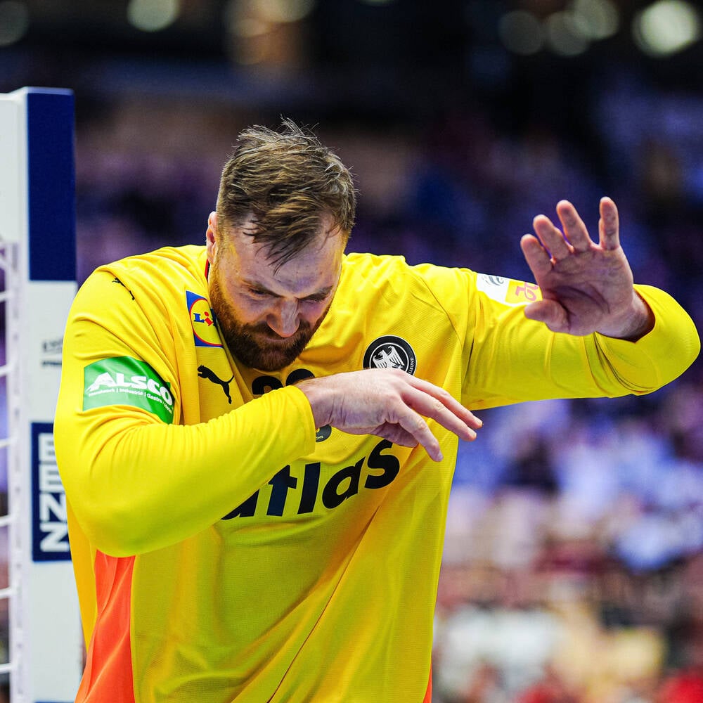 Gesichtstreffer beim EM-Auftakt: Auge von Torwart Wolff mit Blut ...