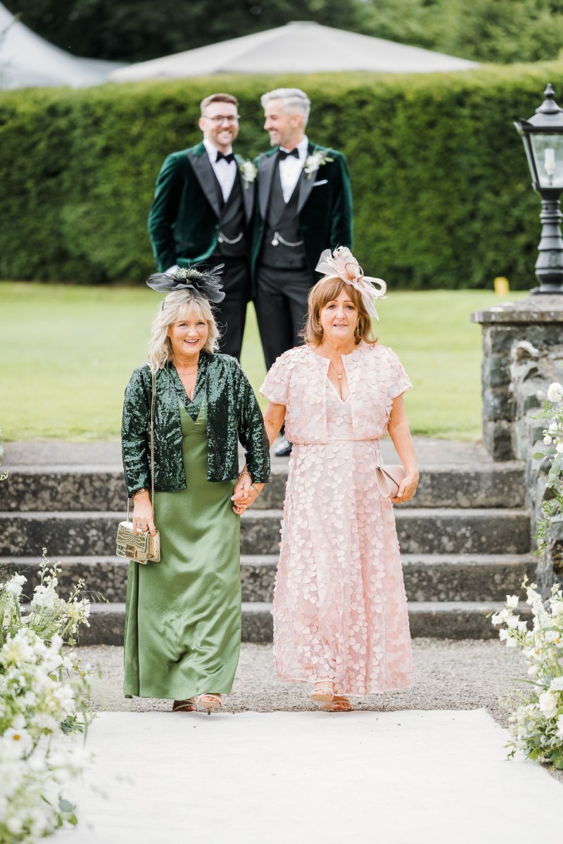Gorgeous mother of the bride outfits for every type of wedding dress code