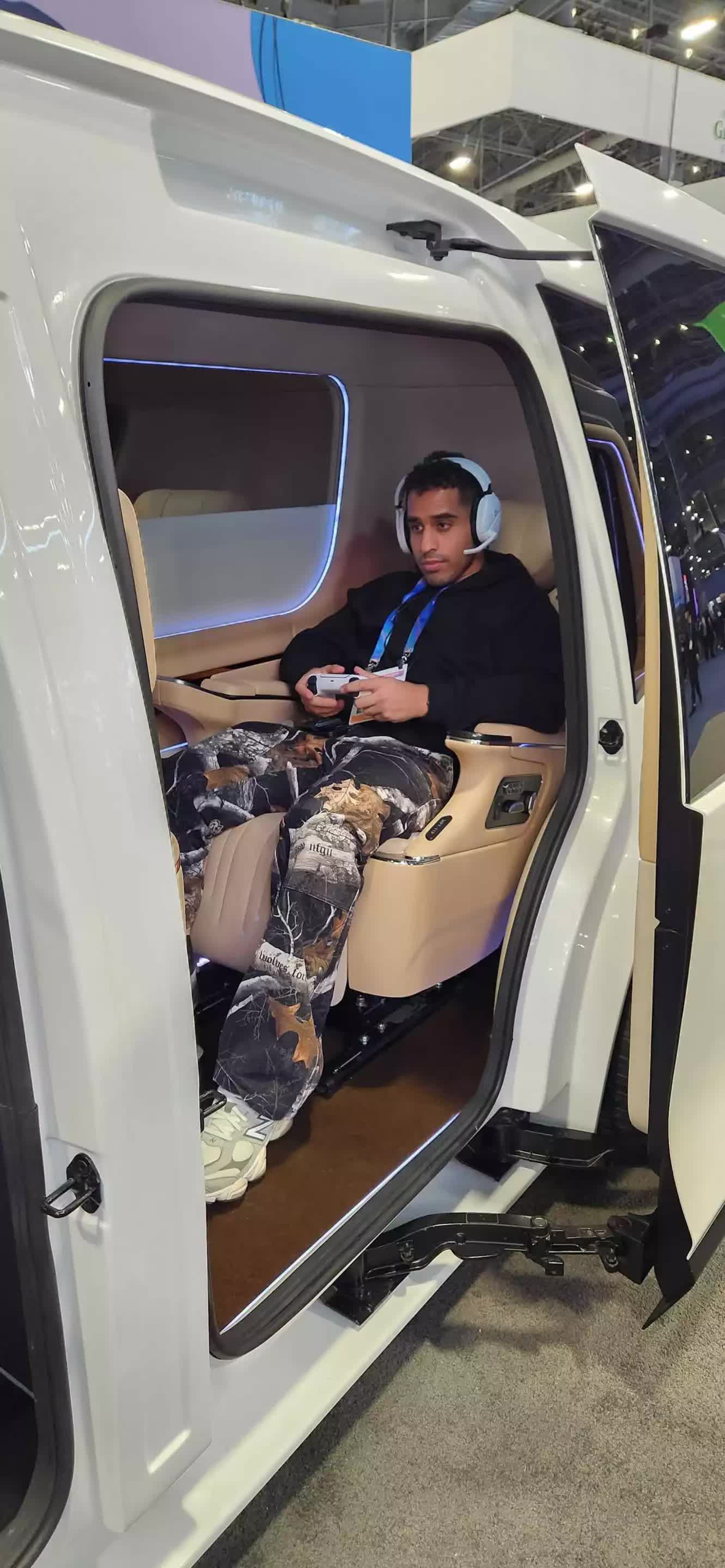 Taxi đi chung nhưng không ai nhìn thấy mặt ai, có bàn làm việc, màn ...