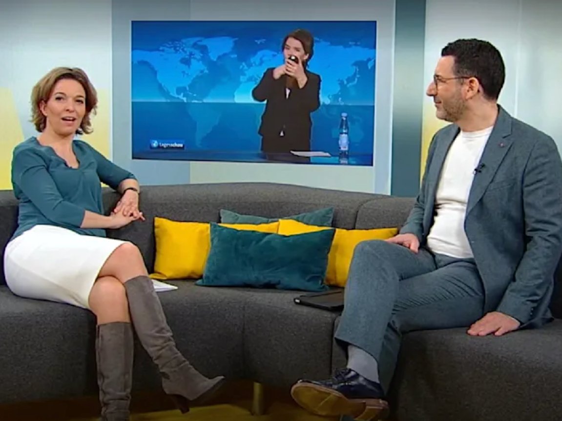 Amusing TV mishap: Susanne Daubner applies makeup during live broadcast