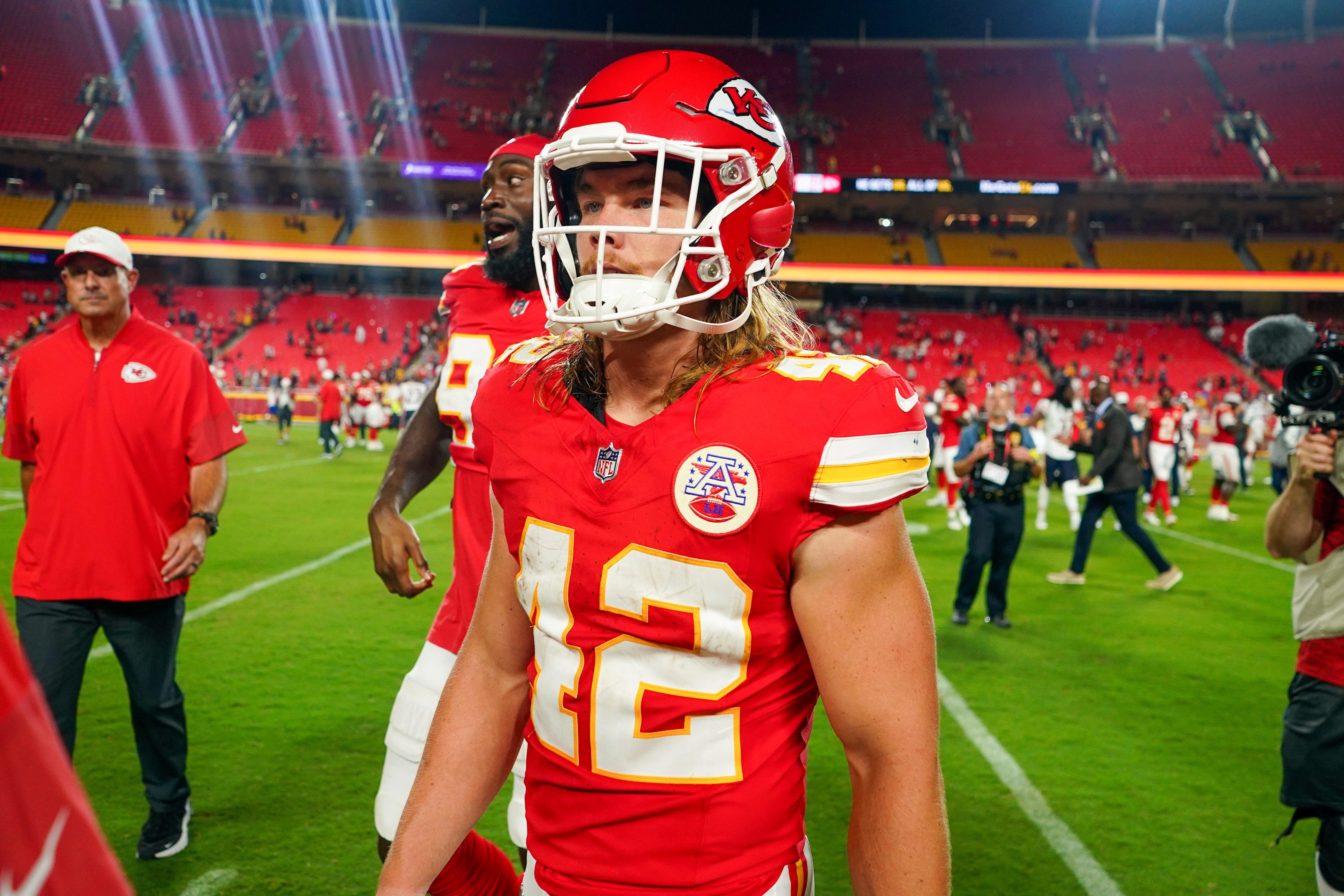 Popular undrafted Chiefs RB signs reserve/future contract with Eagles