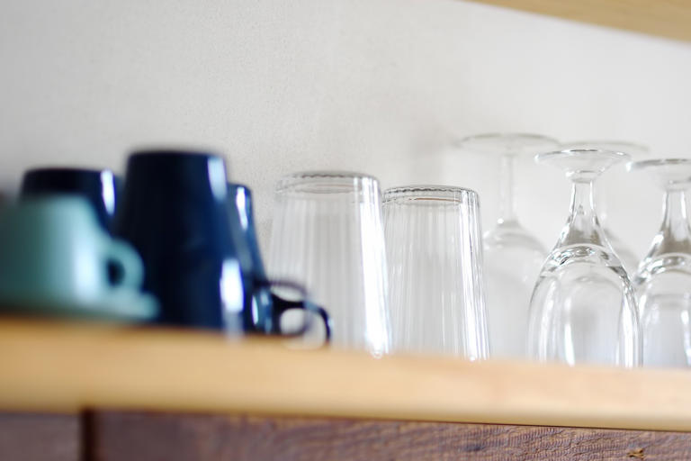 Glazen rechtop of ondersteboven in de kast: zo berg je ze het best op