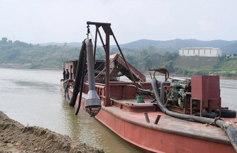 Khởi tố 3 đối tượng khai thác cát ngoài phạm vi, thu lợi bất chính hàng ...