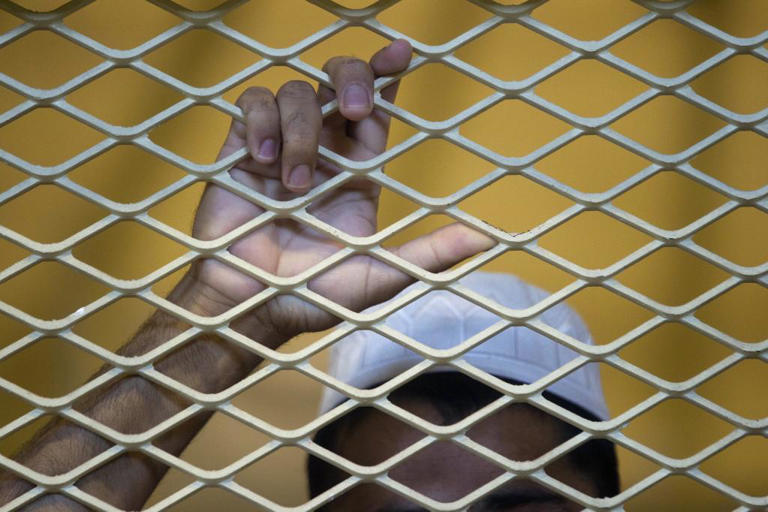 Prosecutor argues New York prison guard's inaction contributed to ...