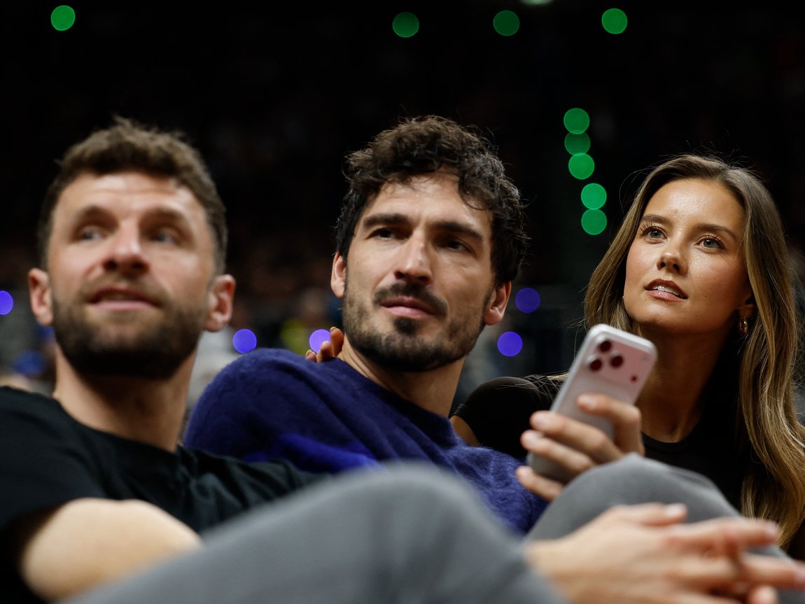 Hummels, Müller and co.: Major star turnout at NBA game in Berlin