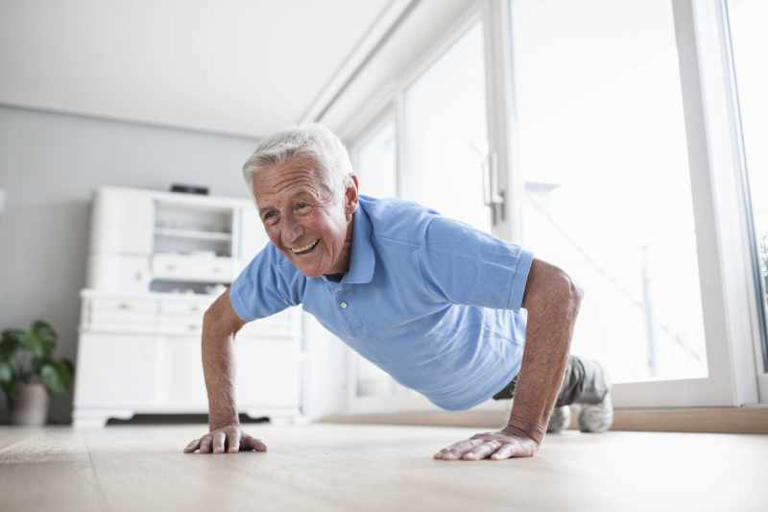 Beweglich bis ins Alter: Mit diesen 3 Übungen klappt’s