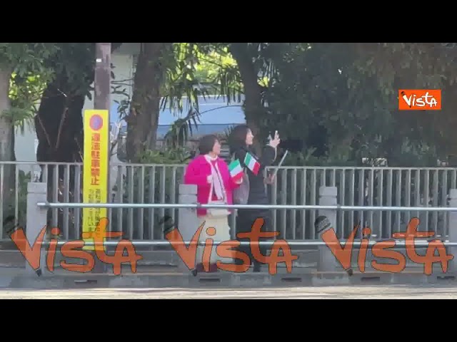 Cartello di auguri e bandierine italiane per la premier Meloni dai fan ...