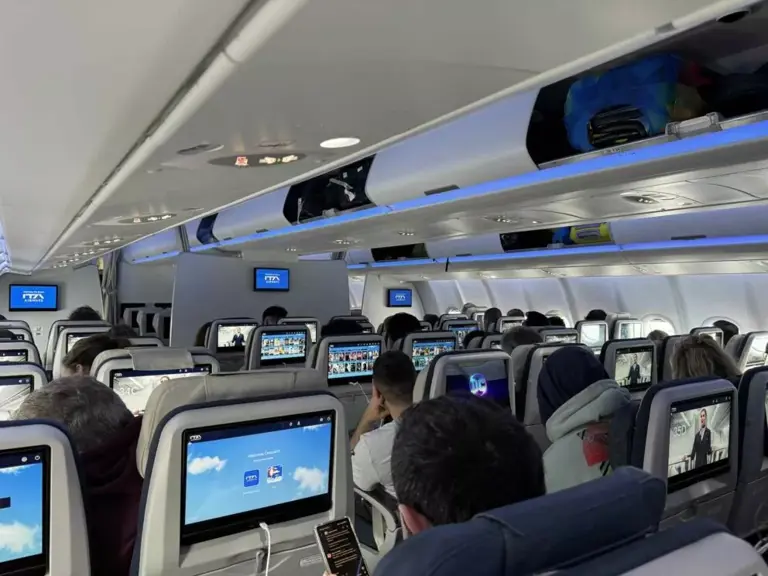 Anche ITA Airways dice stop ai powerbank a bordo: cosa cambia