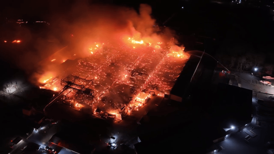 Video: Massive fire engulfs old Virginia plywood plant