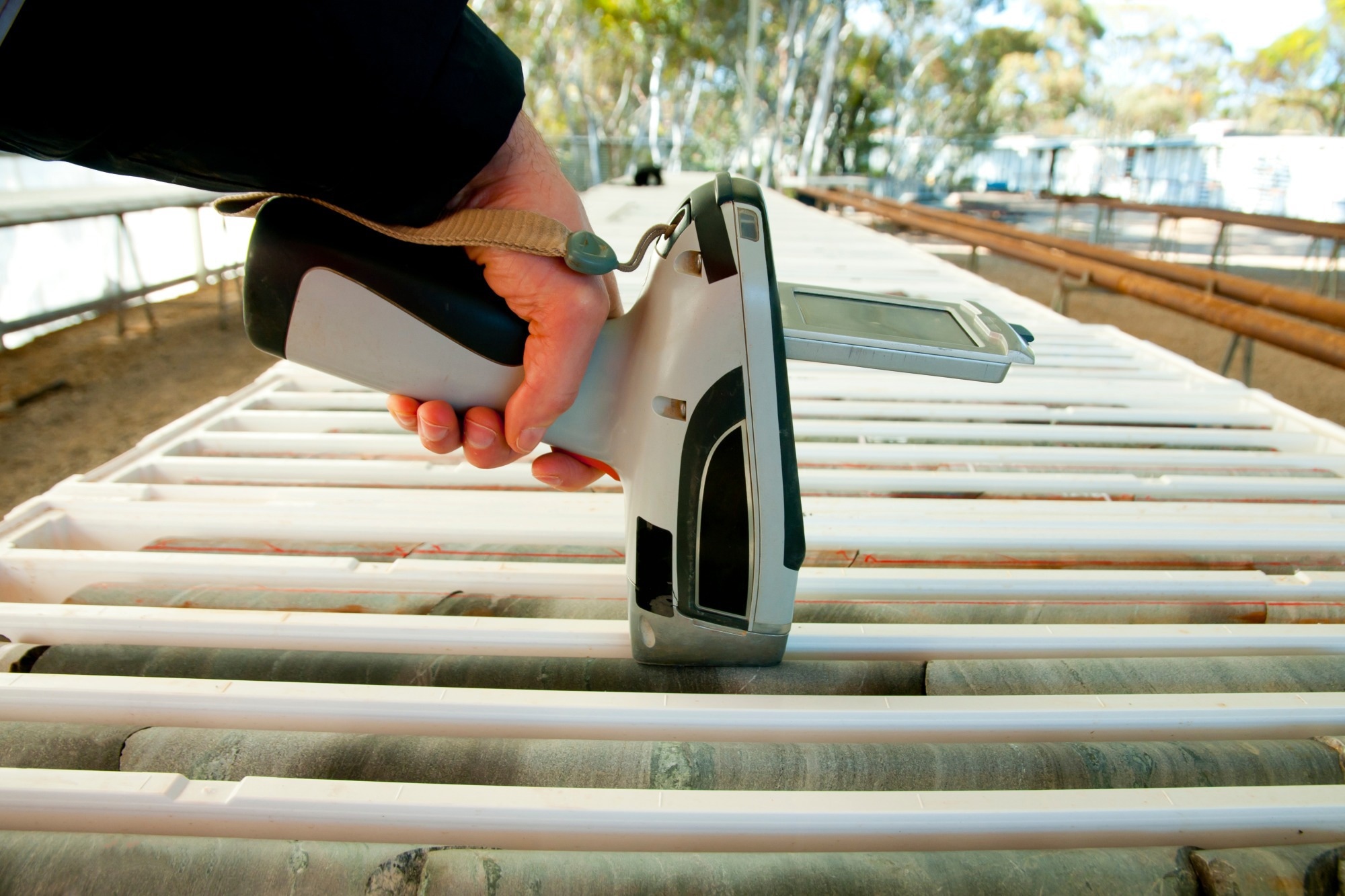 How can matrix effects be minimized in XRF spectrometry?