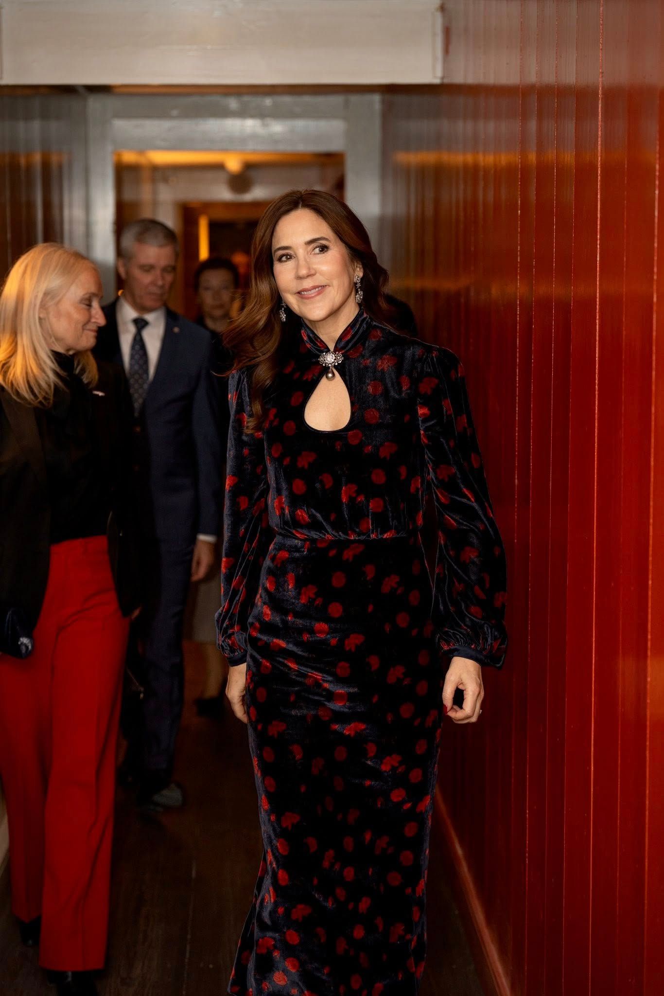 Mary de Dinamarca personaliza su vestido nuevo de Saloni con un broche ...