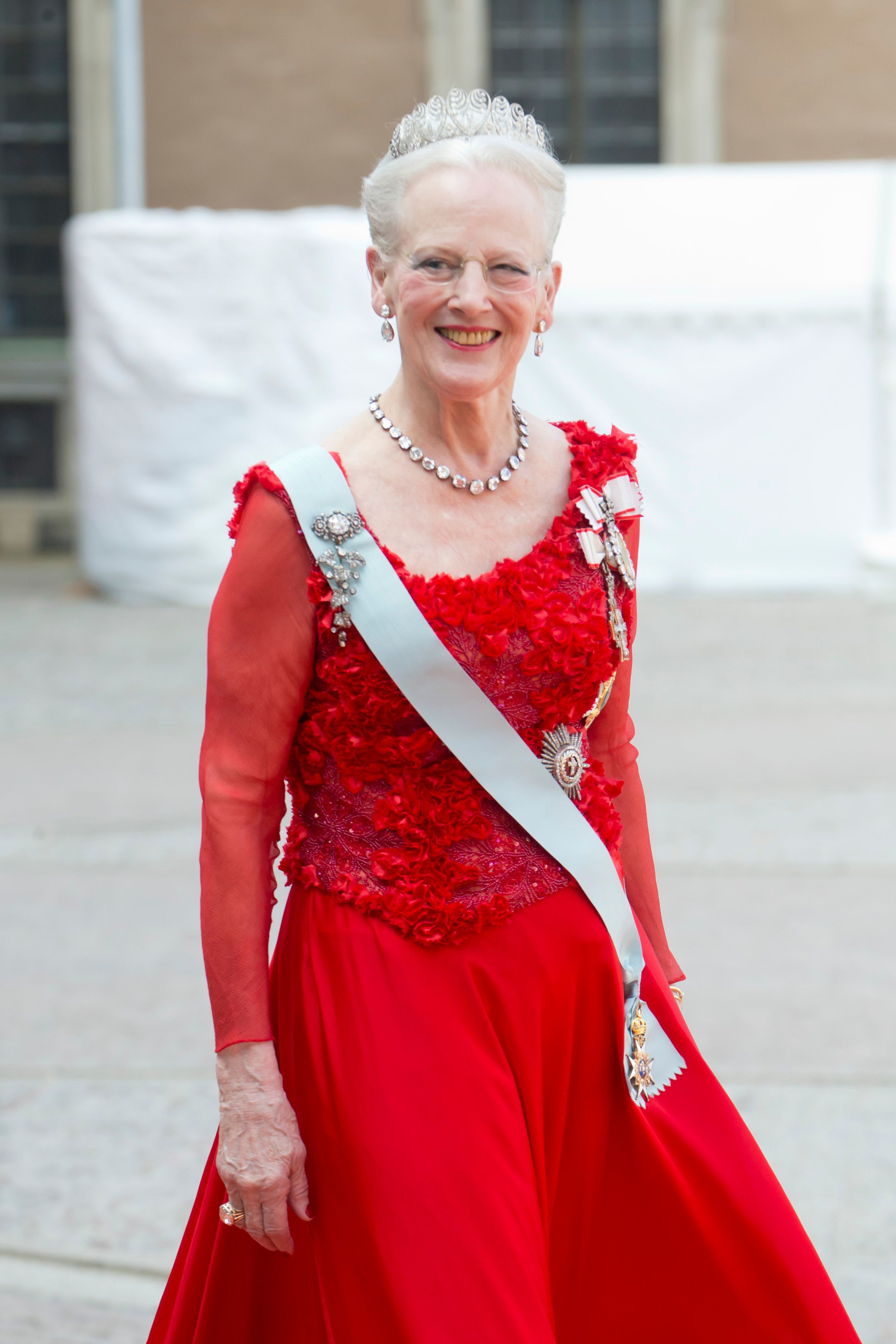 Mary de Dinamarca personaliza su vestido nuevo de Saloni con un broche ...