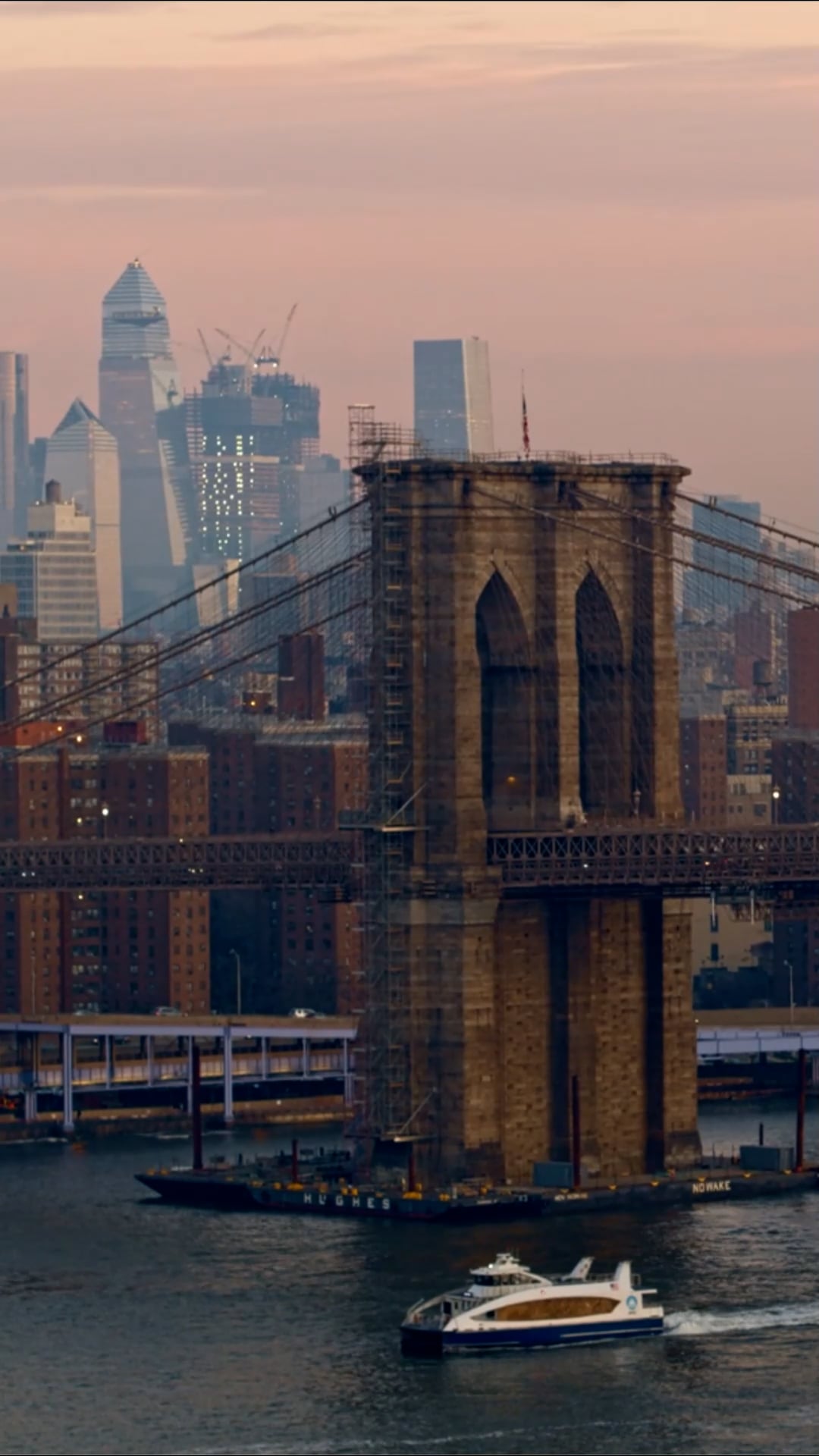 Brooklyn Bridge by drone: Iconic views over the East River