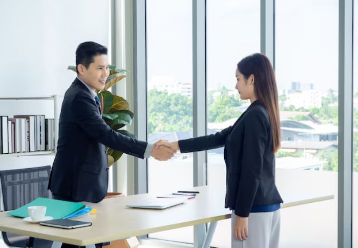 Orang yang memperkenalkan diri dengan jabat tangan mantap dan kontak ...