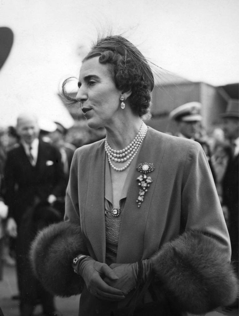 Mary de Dinamarca personaliza su vestido nuevo de Saloni con un broche ...