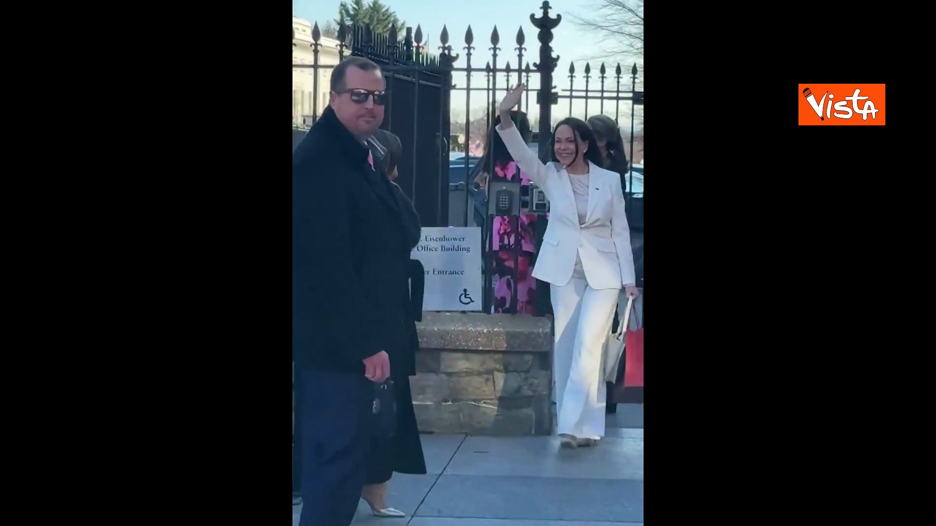 Leader opposizione venezuelana Machado dona a Trump la sua medaglia del ...