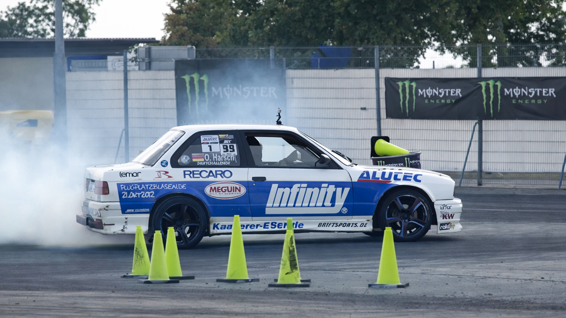 BMW M3 E30 shows drift and tire smoke